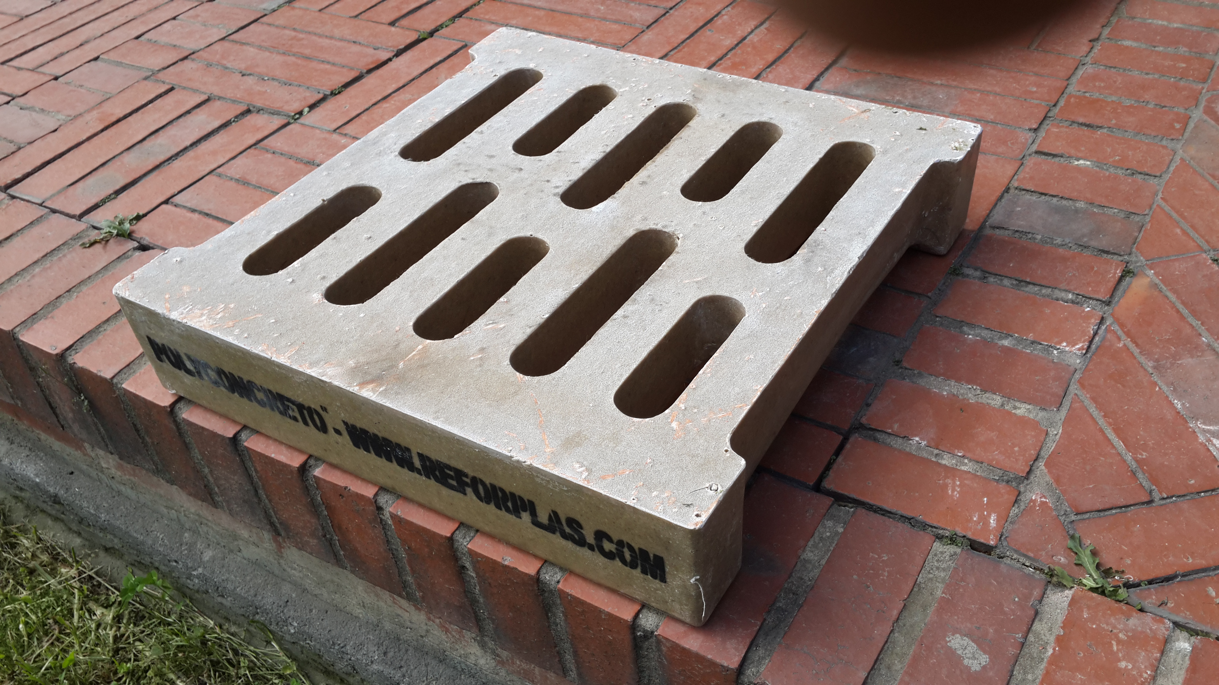 REJILLAS PARA SUMIDEROS Y DRENAJES | REFORPLAS SAS REJILLAS PARA SUMIDEROS Y DRENAJES | REFORPLAS SAS